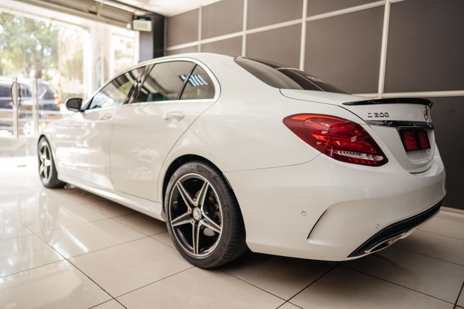 Luxury Sedan – Mighty Rides
